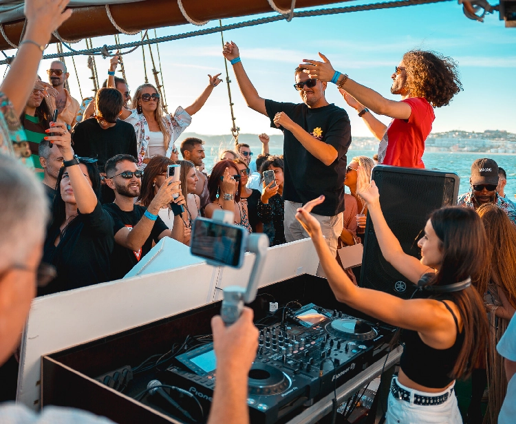 Lisbon Boat Party / Amazing sunset sailing tour